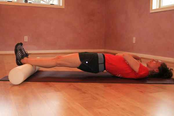 CORE CORNER – Supine Hip Extension on Foam Roller | Endurance Magazine